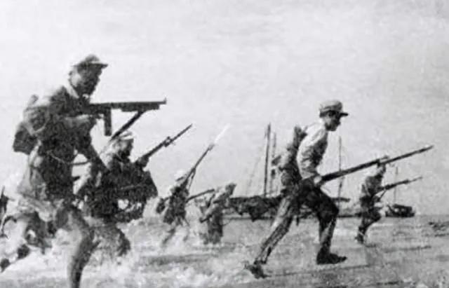 "The mighty Zhuge who overwhelms the enemy is timid, and the good name ...