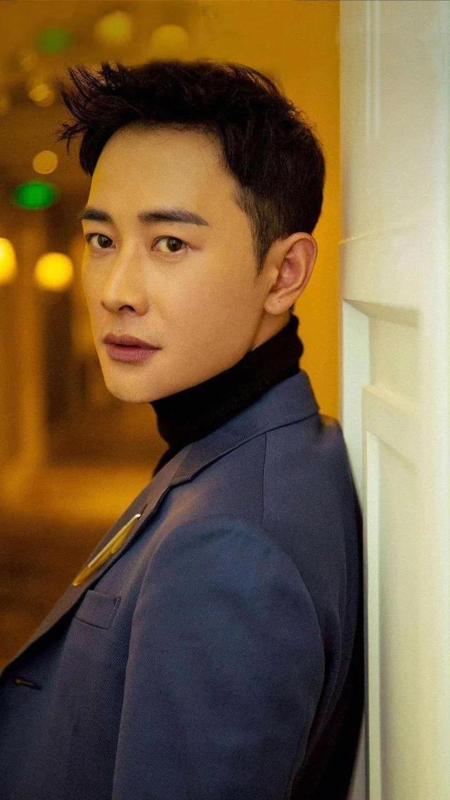 Luo Jin and Zhang Huiwen press their legs on the set to walk normally, and netizens should not ...