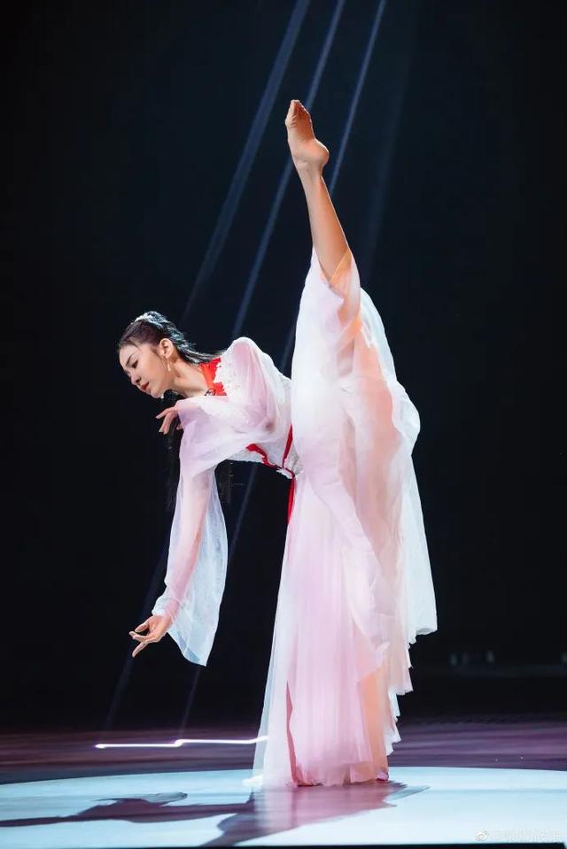 Tang Shiyi participated in Riding the Wind and Waves to perform the ...