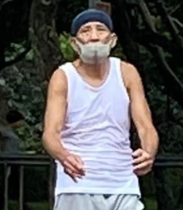The 76-year-old Qin Han is playing at the golf course. He has a ...