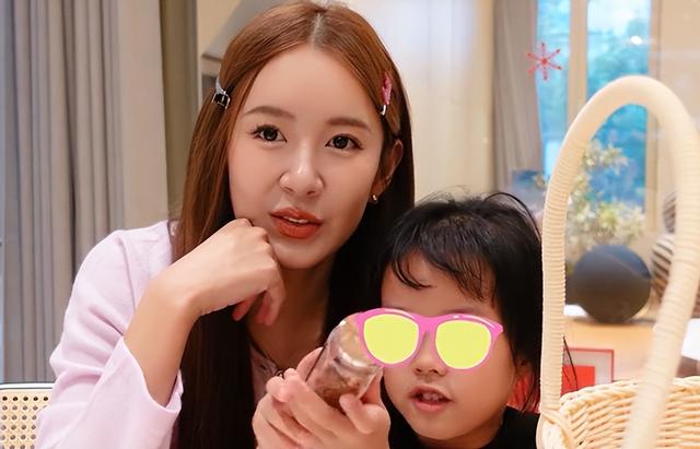 Chen He took his wife and children back to his hometown in Fuzhou, Zhang Zixuan took vlog ...