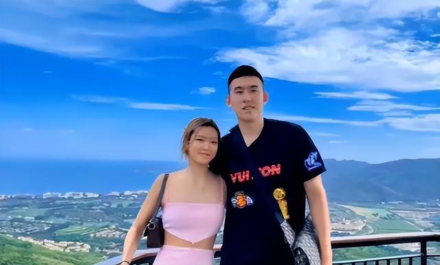 25-year-old Fu Hao plays with his girlfriend!1.75 meters long ...