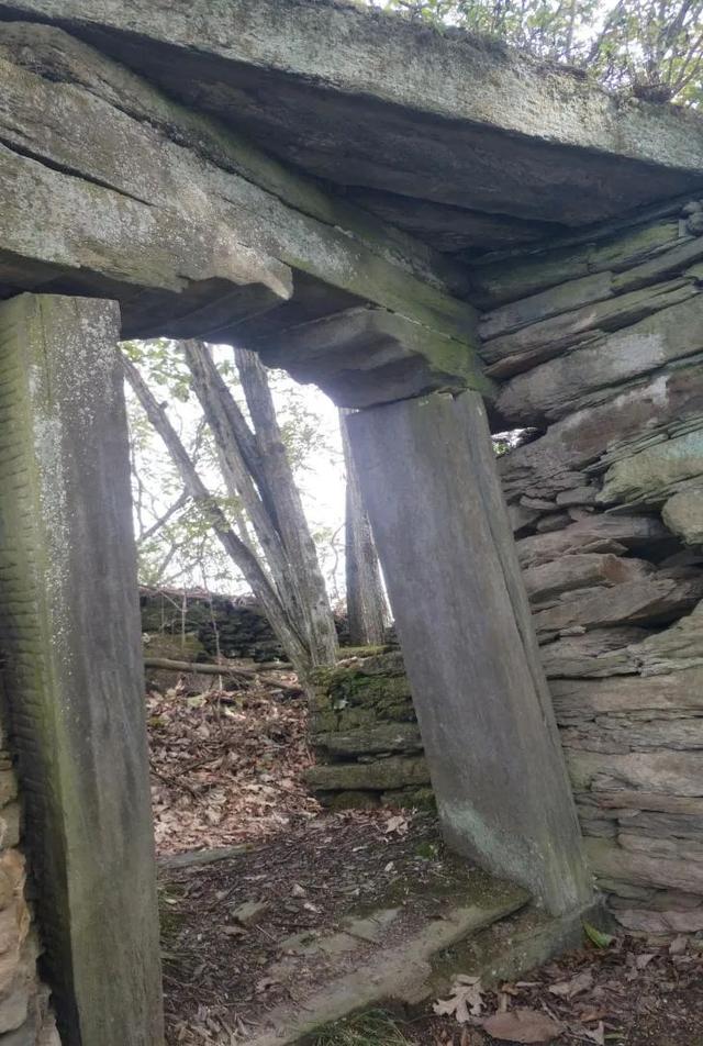 The top of the cliff!Exploring the Secrets of Baihe Wanfo Village - iNEWS