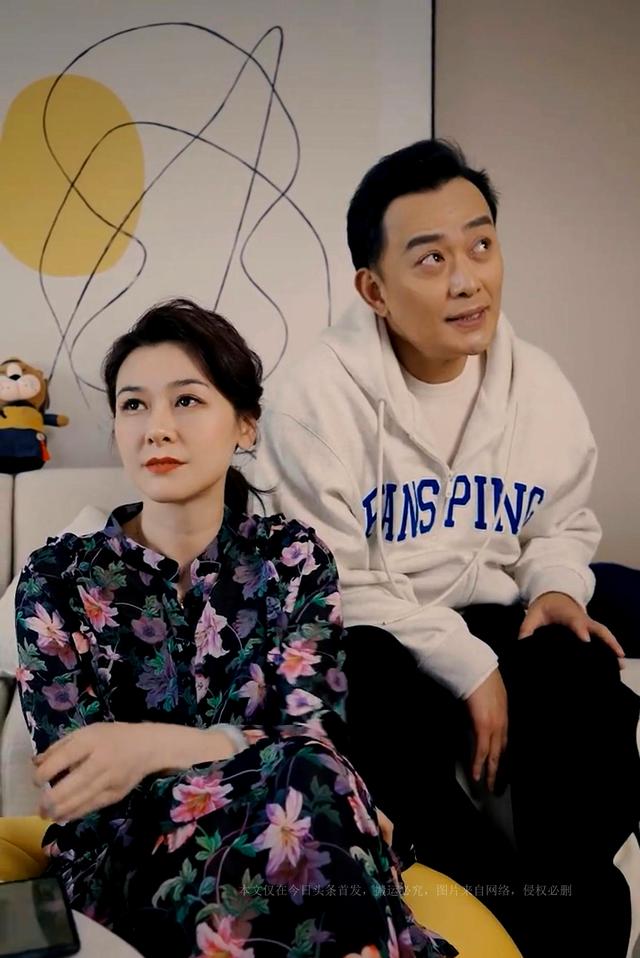 48-year-old Huang Haibing rarely shows affection, and his wife looks ...
