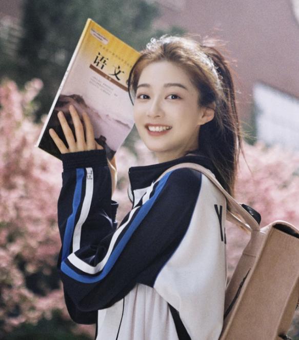 "The most beautiful leader" Feng Lin hosted the graduation ceremony ...