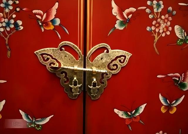 Ancient Chinese locks: a beautiful view on the door - iNEWS