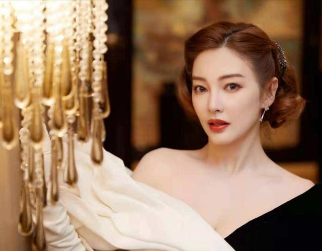 34-year-old Zhang Yuqi has a new haircut, shoulder-length short hair ...
