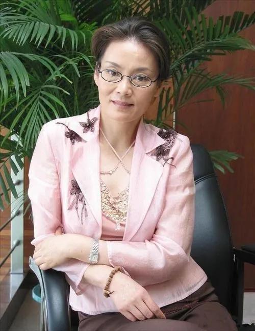 After Pan Hong's divorce, she lived a single life with few desires ...