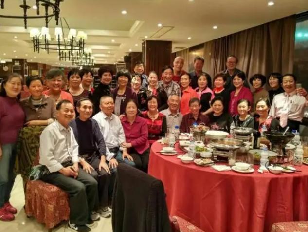 Tang Yan attended the class reunion and firmly occupied the C position ...