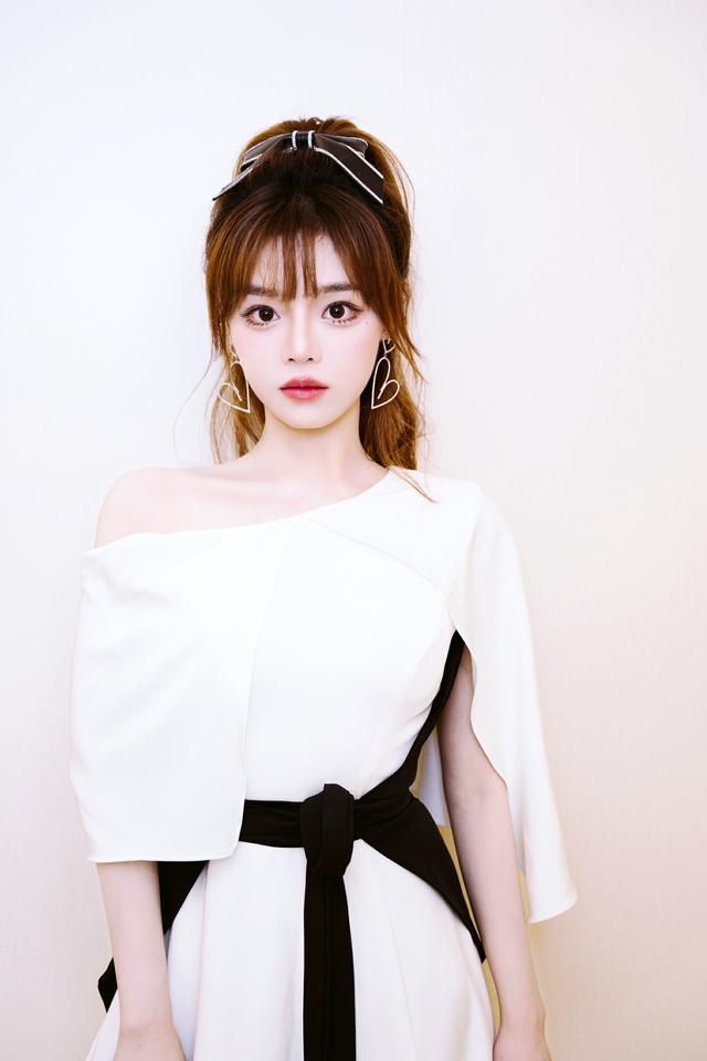 Huang Xiaoyun and Ping An jointly performed "Love Flies" to illuminate ...