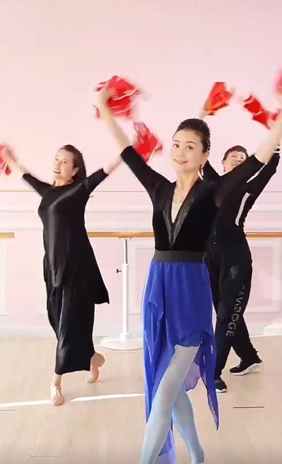 Gong Hanlin's wife Jin Zhu made a rare appearance!Twisting Yangko with ...