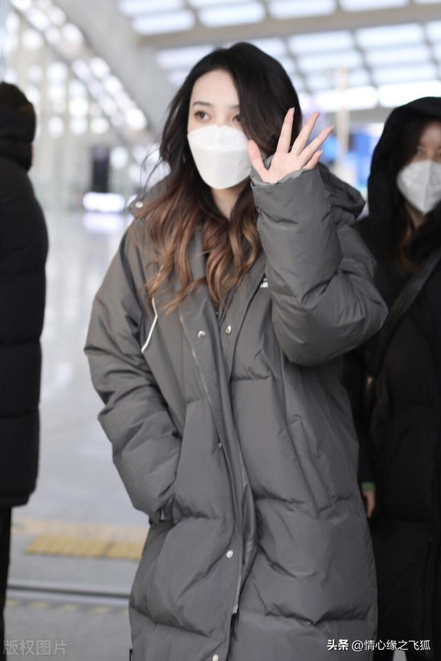 Su Bingqi appeared at Beijing Airport, wearing a black down jacket to ...