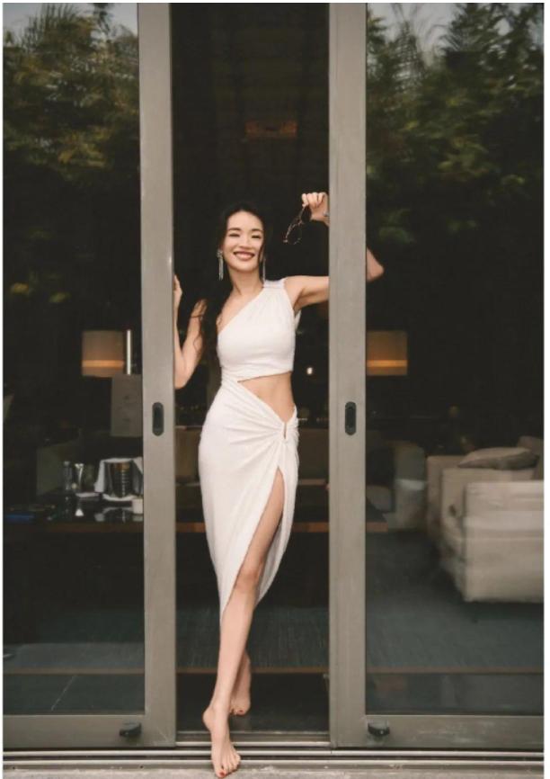 How beautiful is Shu Qi at the age of 46? The relaxation after yoga is ...