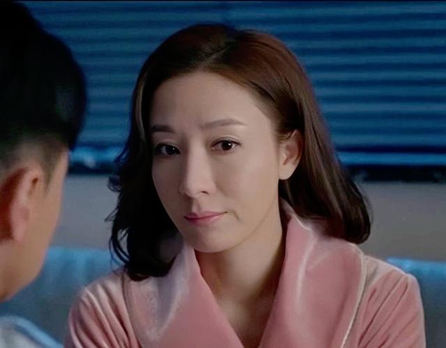 TVB's former Huadan is again under the suspicion of plastic surgery. The bridge of the nose in ...