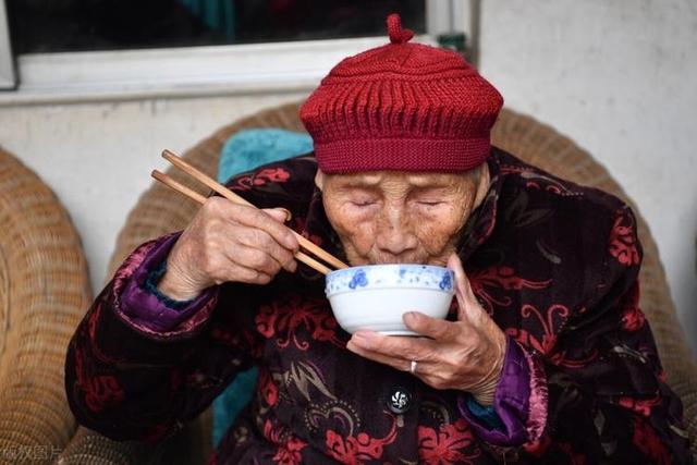 The 98-year-old grandma often eats radish like this. Her legs and feet ...
