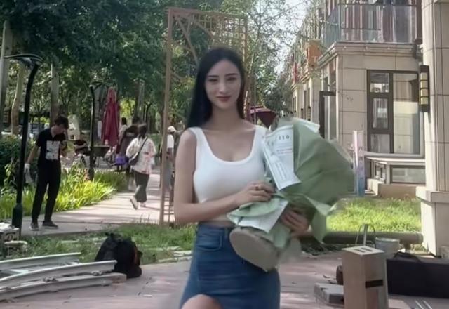 Actor Wu Chunyi took a photo of herself, wearing a high-fork skirt to ...