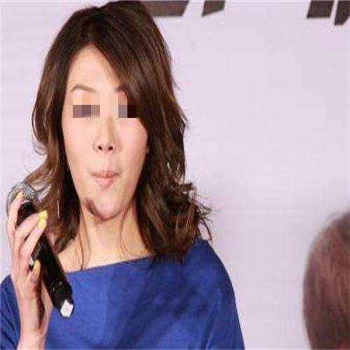 Nine years ago, female singer Fu Li invited the courier into the door ...