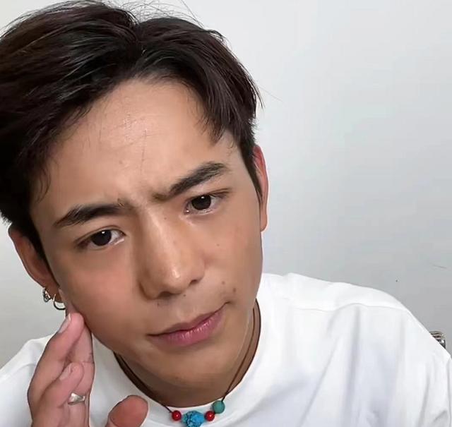 Ding Zhen live broadcast with pure face, dark skin and haggard ...