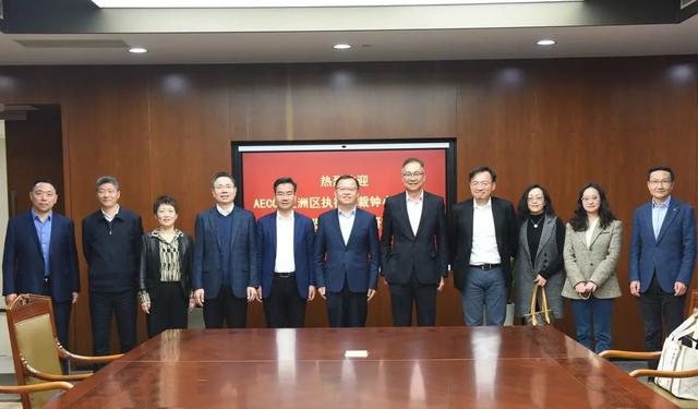 Zhong Xiaoping, Executive President of AECOM Asia, and his delegation ...