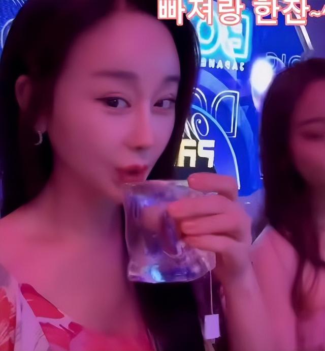 Really play their own way! Xian Suyuan had a great time drinking and ...