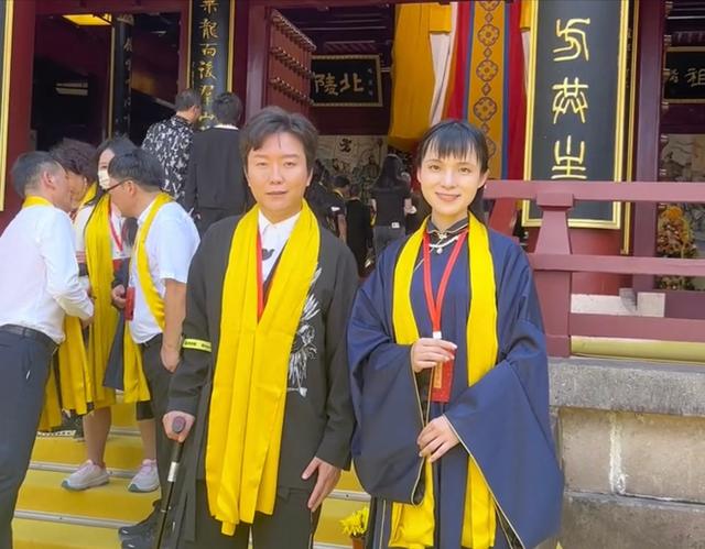 44-year-old Li Yugang leaned on crutches at the ceremony, climbed a ...