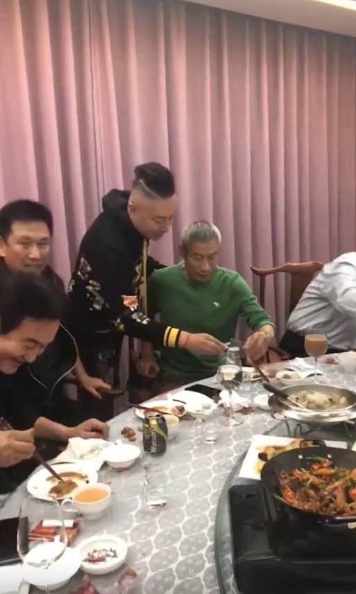 National first-class actor Liu Peiqi appeared at the dinner and had a ...