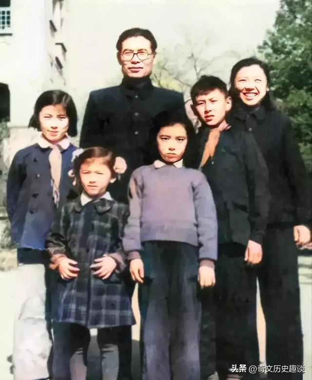 In 1952, a rare family portrait of Gao Gang, who swallowed medicine two ...
