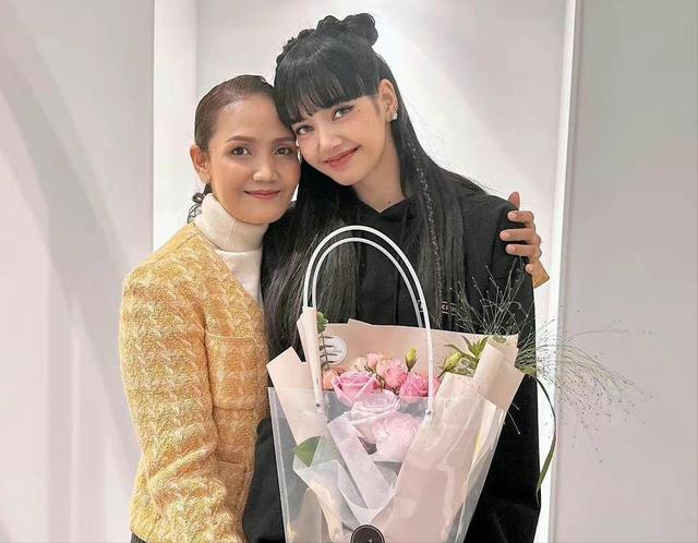 Lisa's mother watched the BLACKPINK concert and hugged and took a photo ...