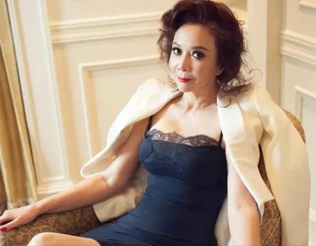 61-year-old Cai Ming is on another "sexy" road, going further and further - iNEWS