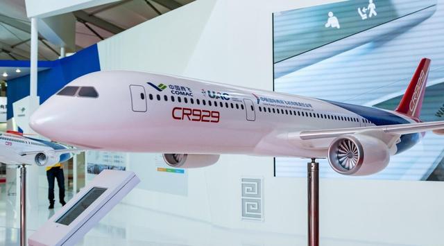 A domestic wide-body passenger aircraft model was exhibited in Paris. The CR929 has removed the ...