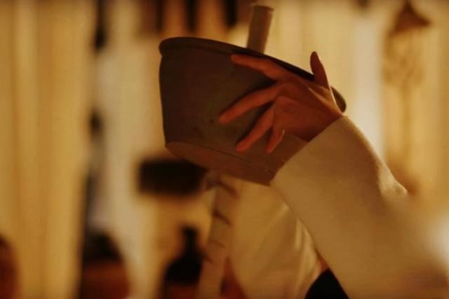 Why did the ancients let their eldest son "smash a pot of pots" when ...