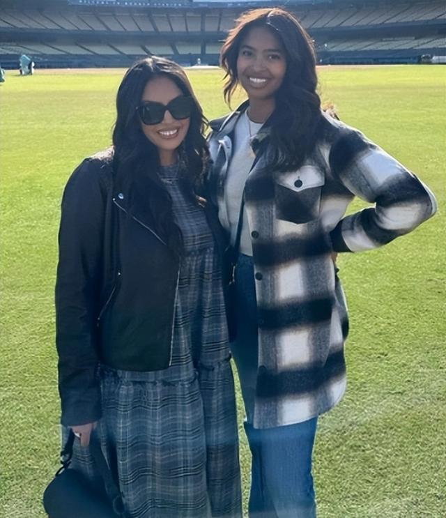 Vanessa took her daughter to participate in the event, dressed in a ...