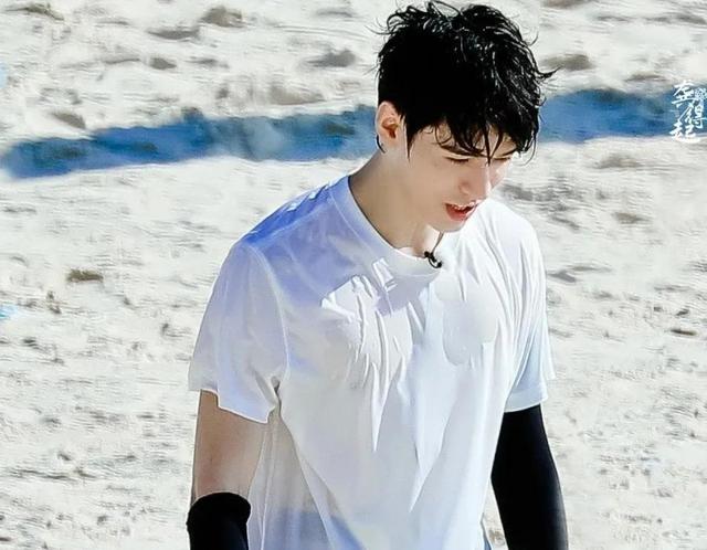 Gong Jun Abdominal Muscle Mermaid Waist Photo - iNEWS