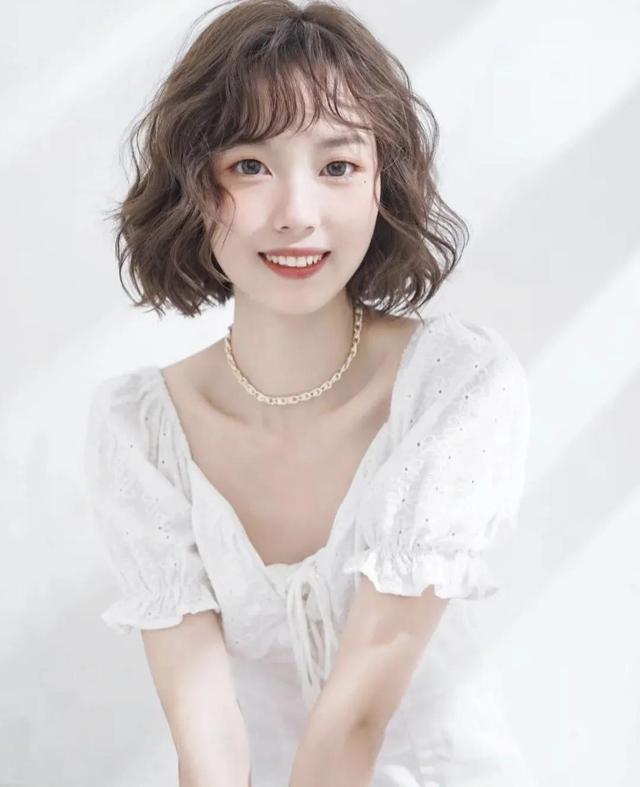 "Perm hair" looks good and charming in spring - iNEWS