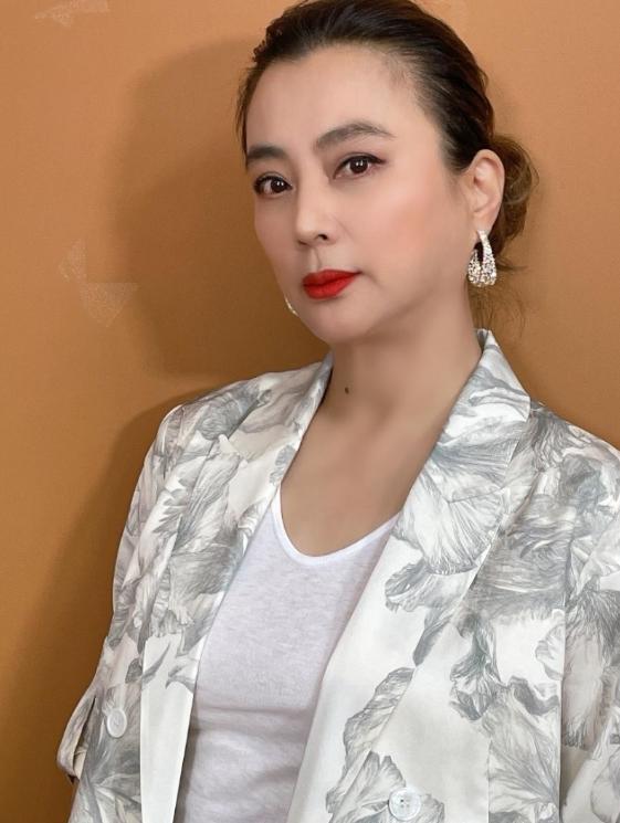 Li Lingyu: After breaking up with her first love, she married a foreign husband and was ...