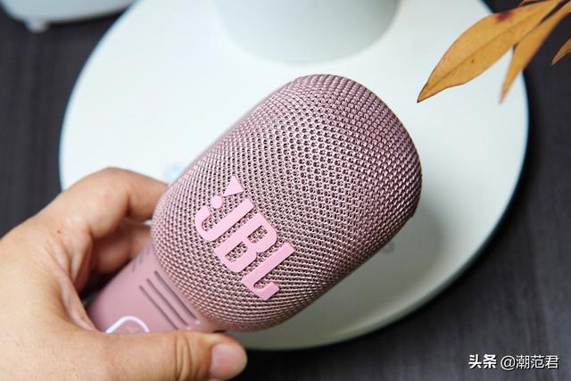 Can sing and listen, JBL music singer KMC300 microphone, sitting at ...