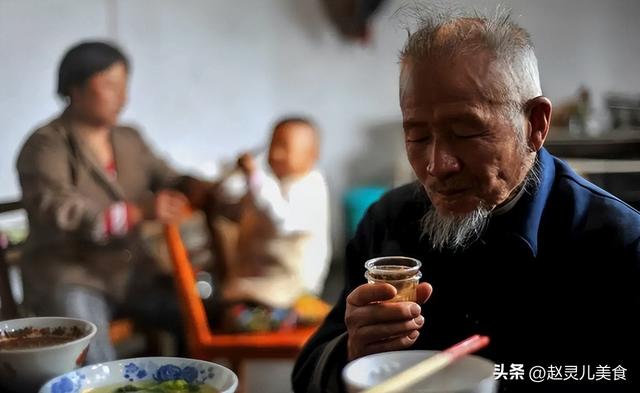 It is common to want to drink when you are old, but you must pay ...