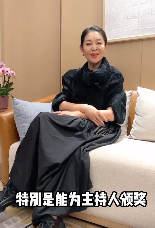 Ni Ping is older and prettier than Chen Hong!Wearing a skirt is noble ...