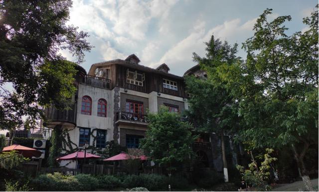 The 15-acre homestay manor has only 7 rooms, attracting 120,000 ...