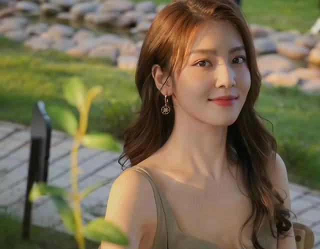 Beautiful actress Ma Xinrui - iNEWS