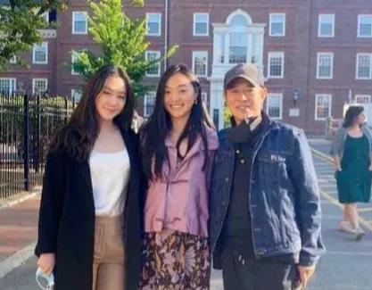 The Jet Li family has lived in Europe for a long time!The two daughters ...