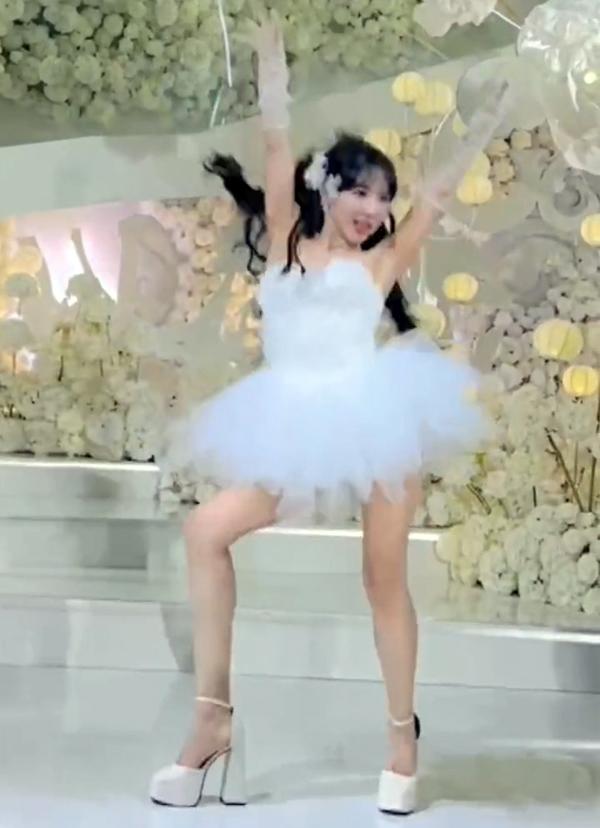 The bride wore an ultra-short wedding dress and danced in high heels ...