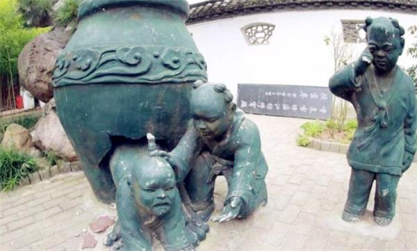 Everyone knows that Sima Guang smashed tanks to save people, but who ...