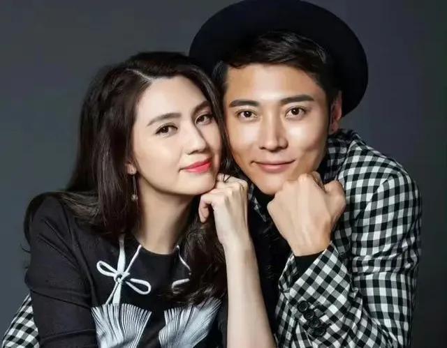 Hong Xin officially announced the divorce late at night, Zhang Danfeng covered his face and ...