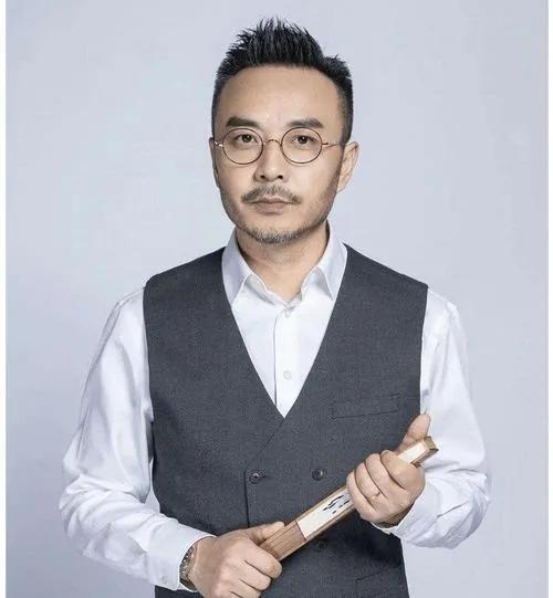 From neat suits, shiny hair to unshaven beard, Wang Han has a new show ...