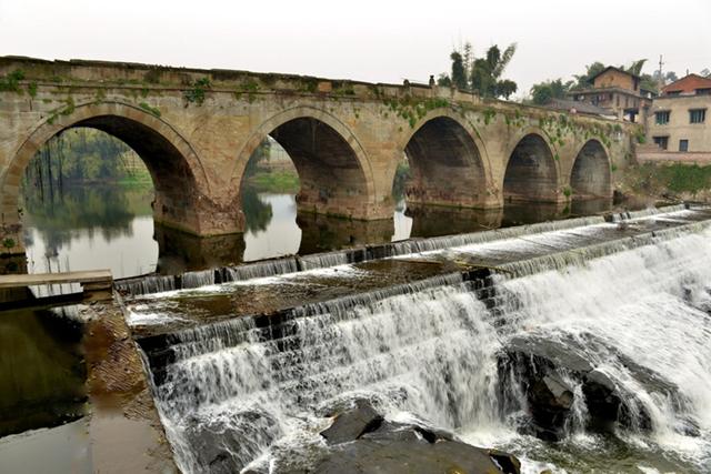 "This is Chongqing." There is a Qing Dynasty Liji Bridge in Zhuyang ...