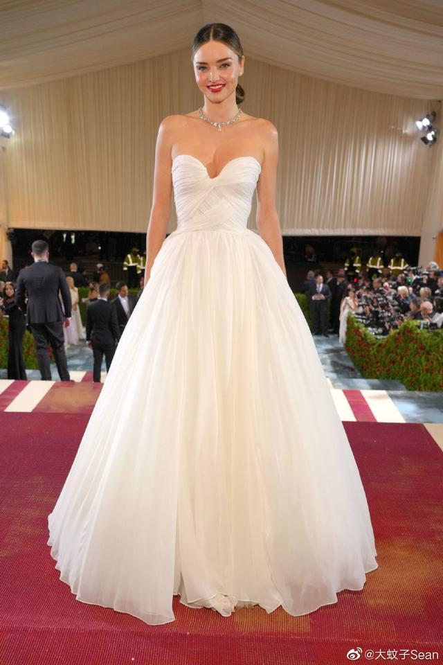 Miranda Kerr, always a princess, no matter what the subject is - iNEWS