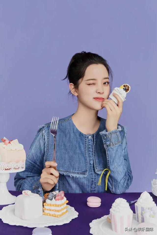 Ouyang Nana holding cake in hand - iNEWS