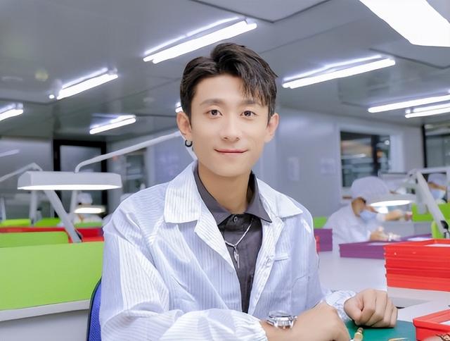 Zhang Yishan made his first appearance after the turmoil, dressed ...