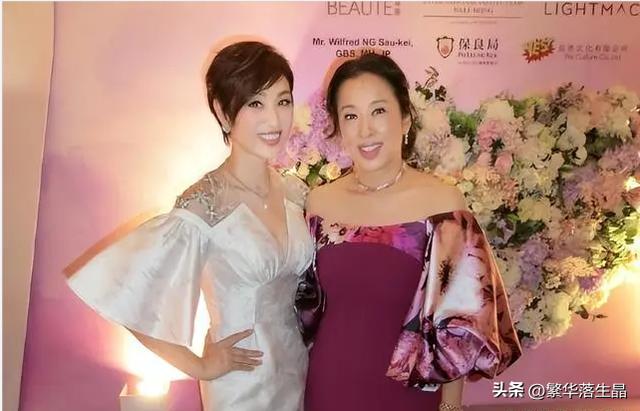 Zhu Lingling attended the event, wearing an off-the-shoulder long dress ...